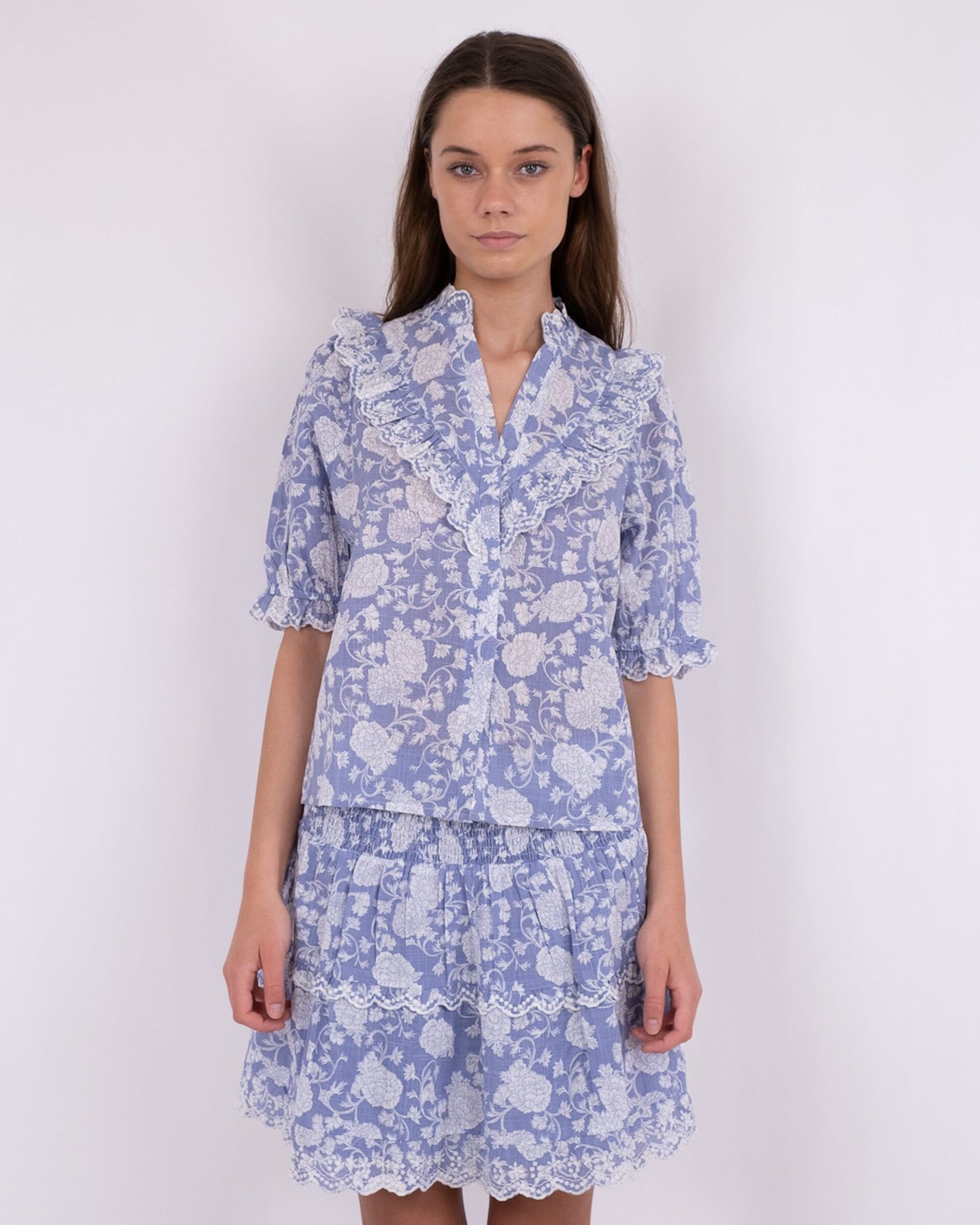 NEO NOIR Bluse Manet Belle Flower - Dusty Blue | Topper og bluser til ...