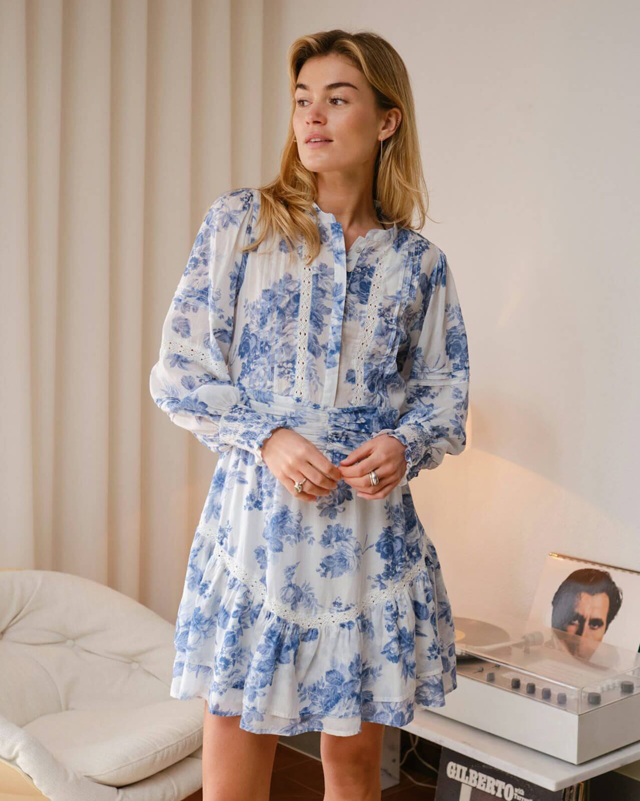 NEO NOIR Kjole Roberta Flower Flow - Light Blue