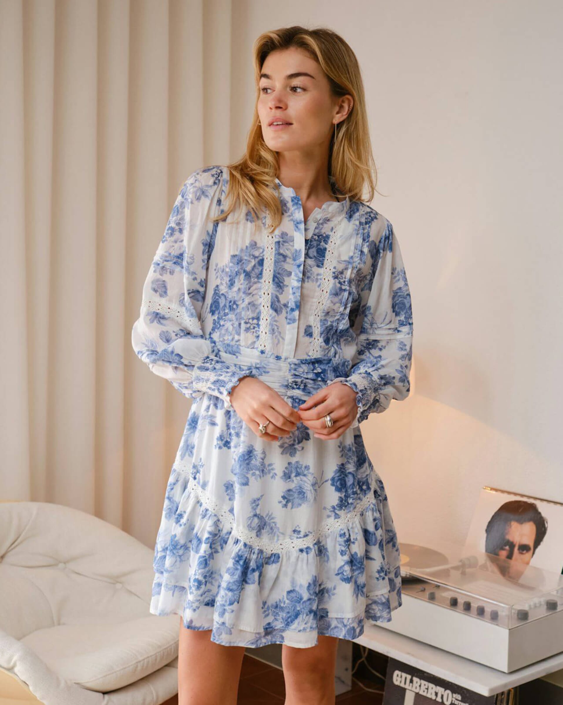 NEO NOIR Kjole Roberta Flower Flow - Light Blue