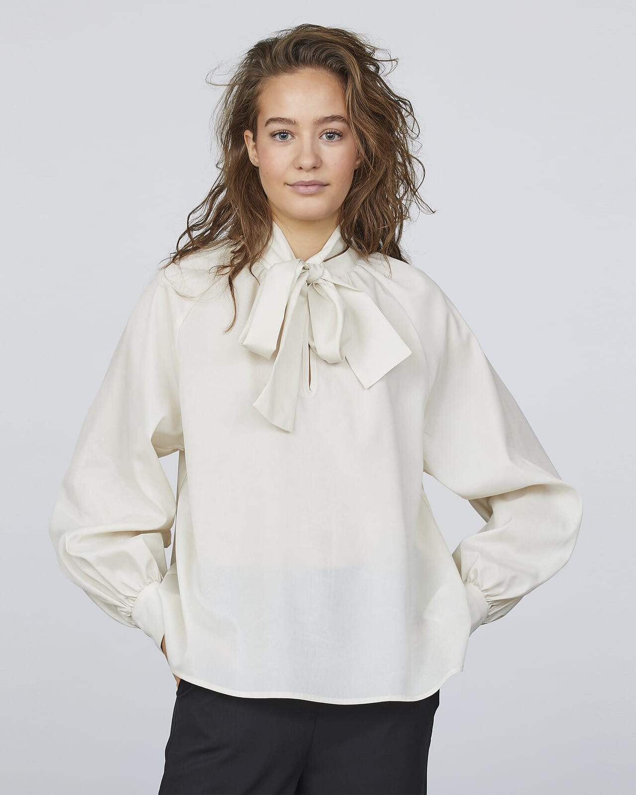 SISTERS POINT Bluse Bina V.LS - Cream | Bluser med sløyfe | FLOYD.no