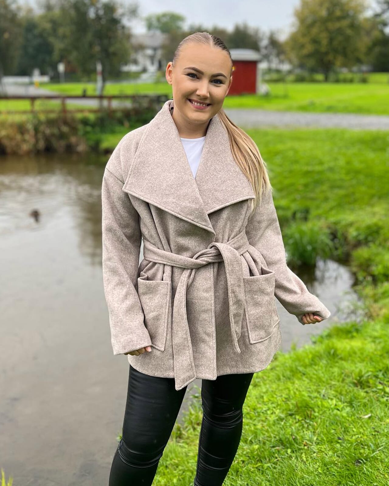 FLOYD Kåpe Gwen Short - Beige | Korte håper til dame | FLOYD.no