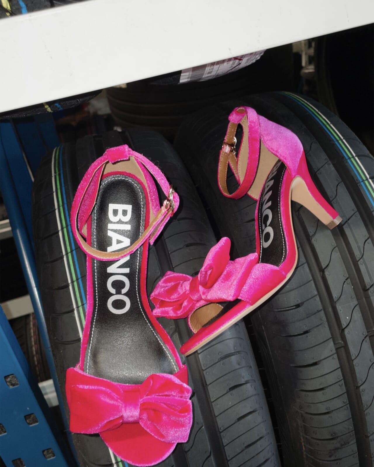 BIANCO Sandal Adore Bow Velvet - Hot Pink | Pumps og pensko i velour ...