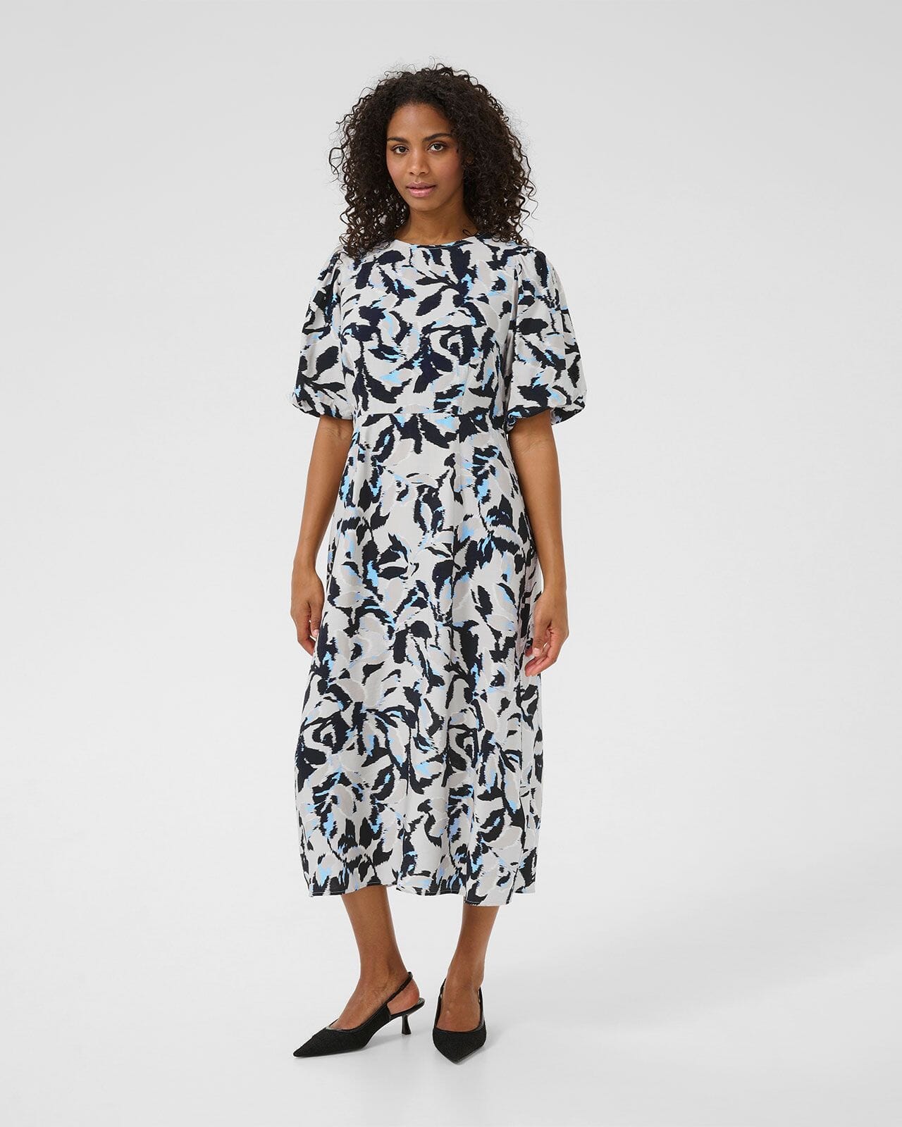 KAFFE Midikjole Paco Dress - Beige/ Black/ Blue Blurry Leaf