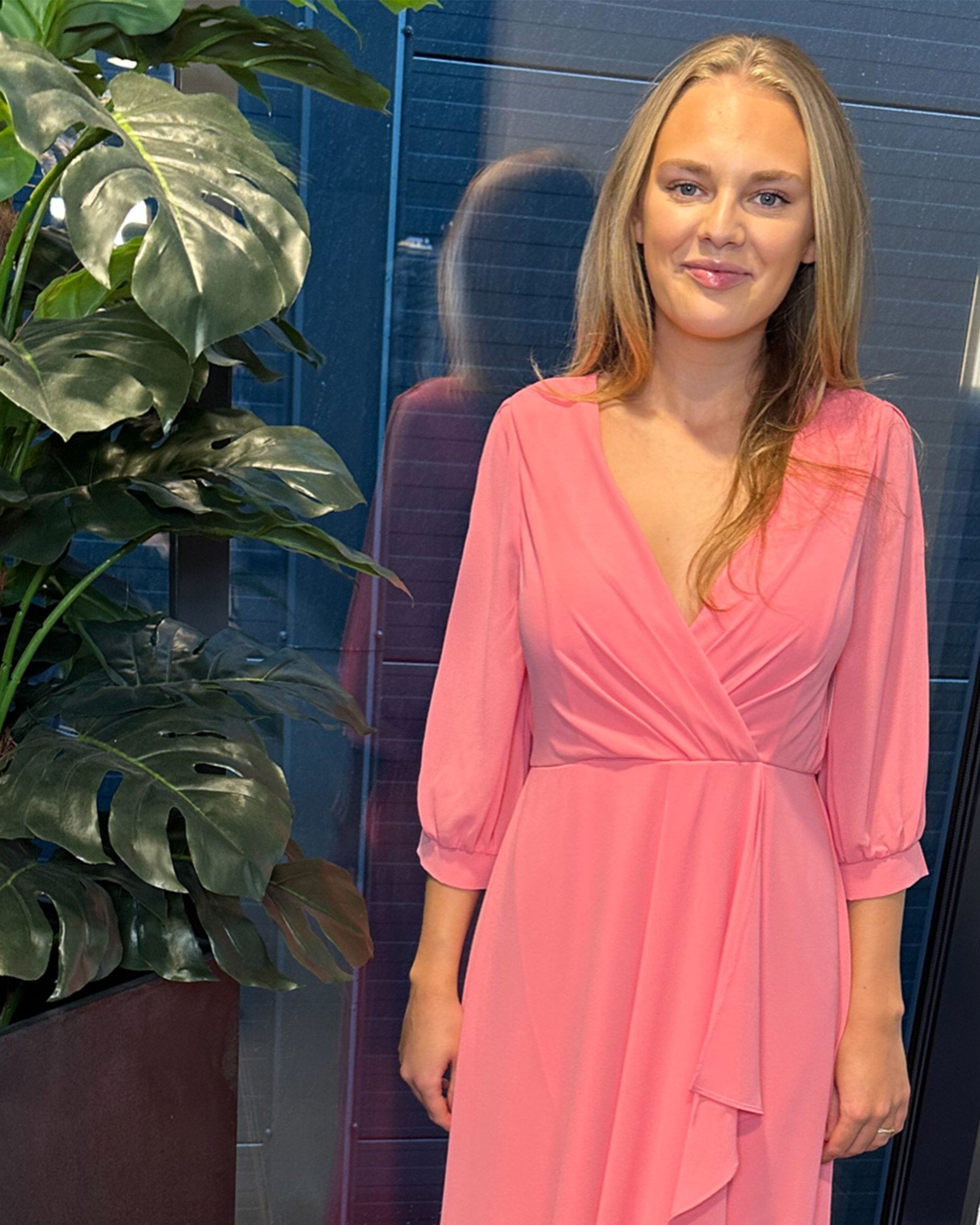 FLOYD Maxikjole Emilia Long - Peachy Pink | Lange kjoler til bryllup og ...