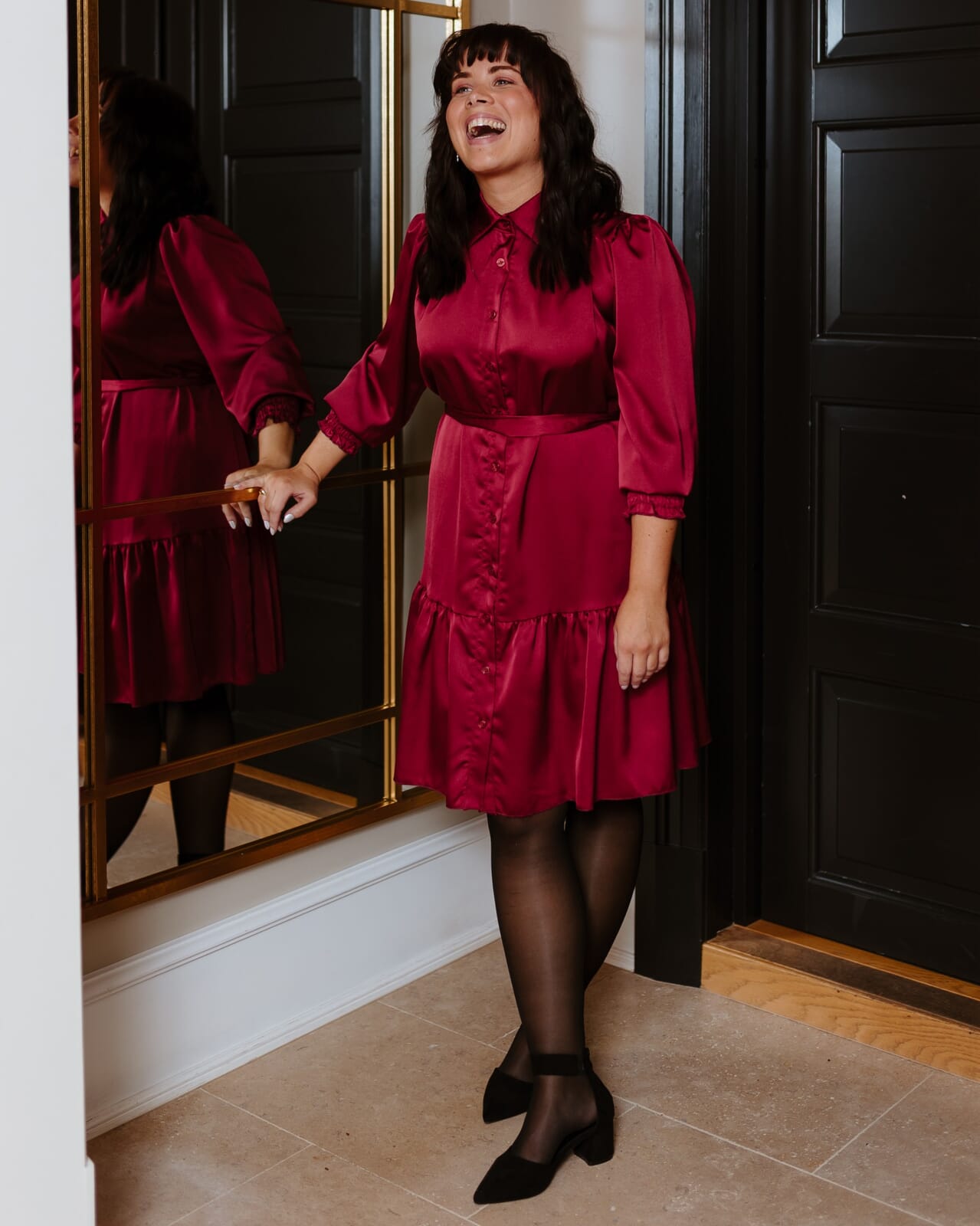 FLOYD Skjortekjole Alivia Satin - Bordeaux | Festkjoler i sateng | FLOYD.no