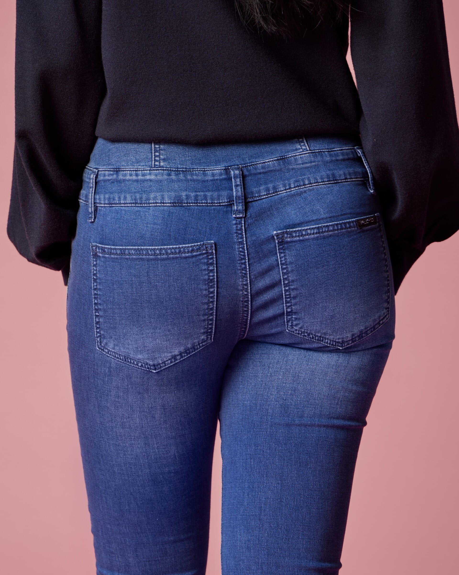 FLOYD Jeans Angelina 2329 - Medium J. Blue | Mørke bukser med høyt liv | FLOYD.no