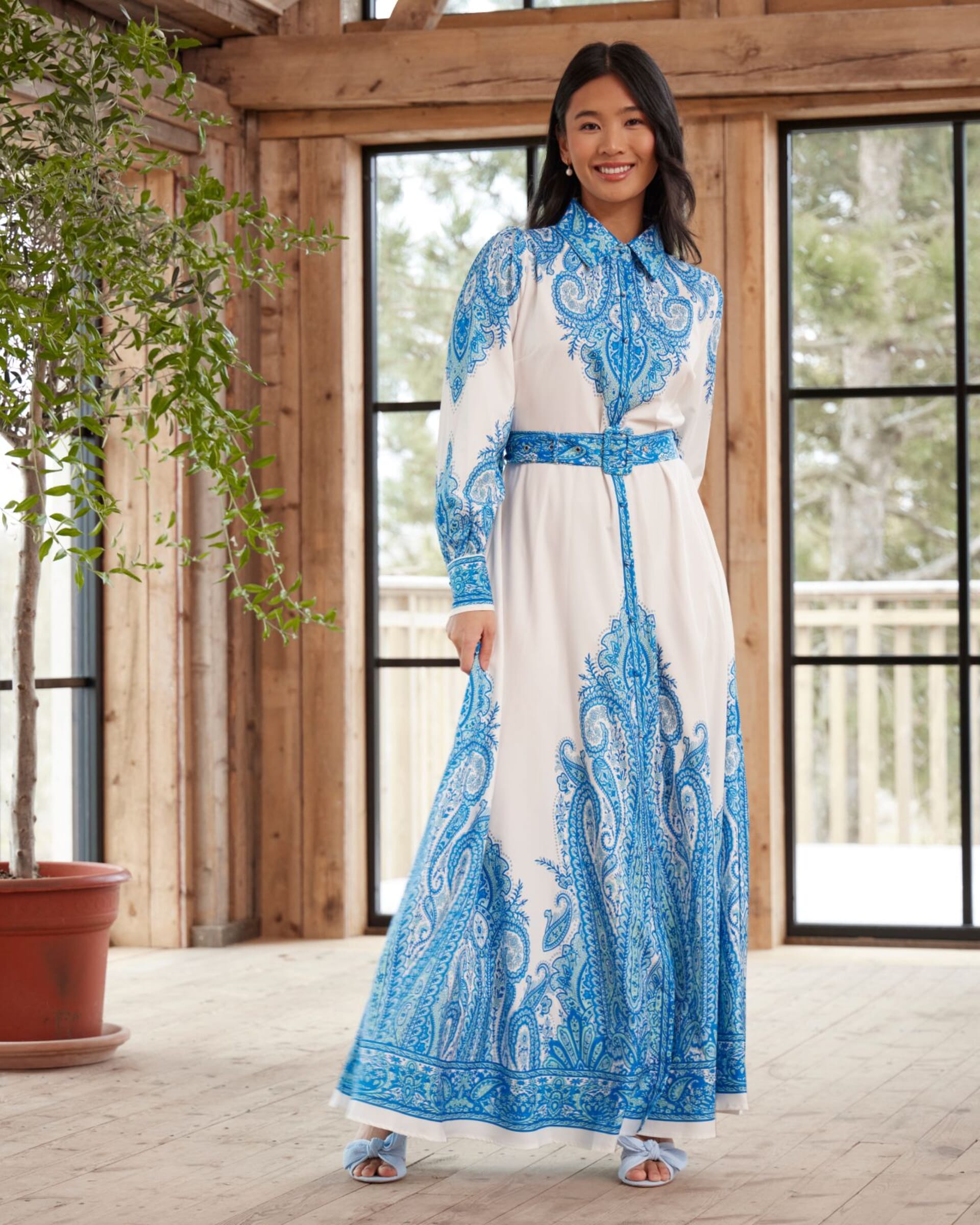 FLOYD Skjortekjole Avery Long Paisy - White/ Blue | Maxikjoler | FLOYD.no