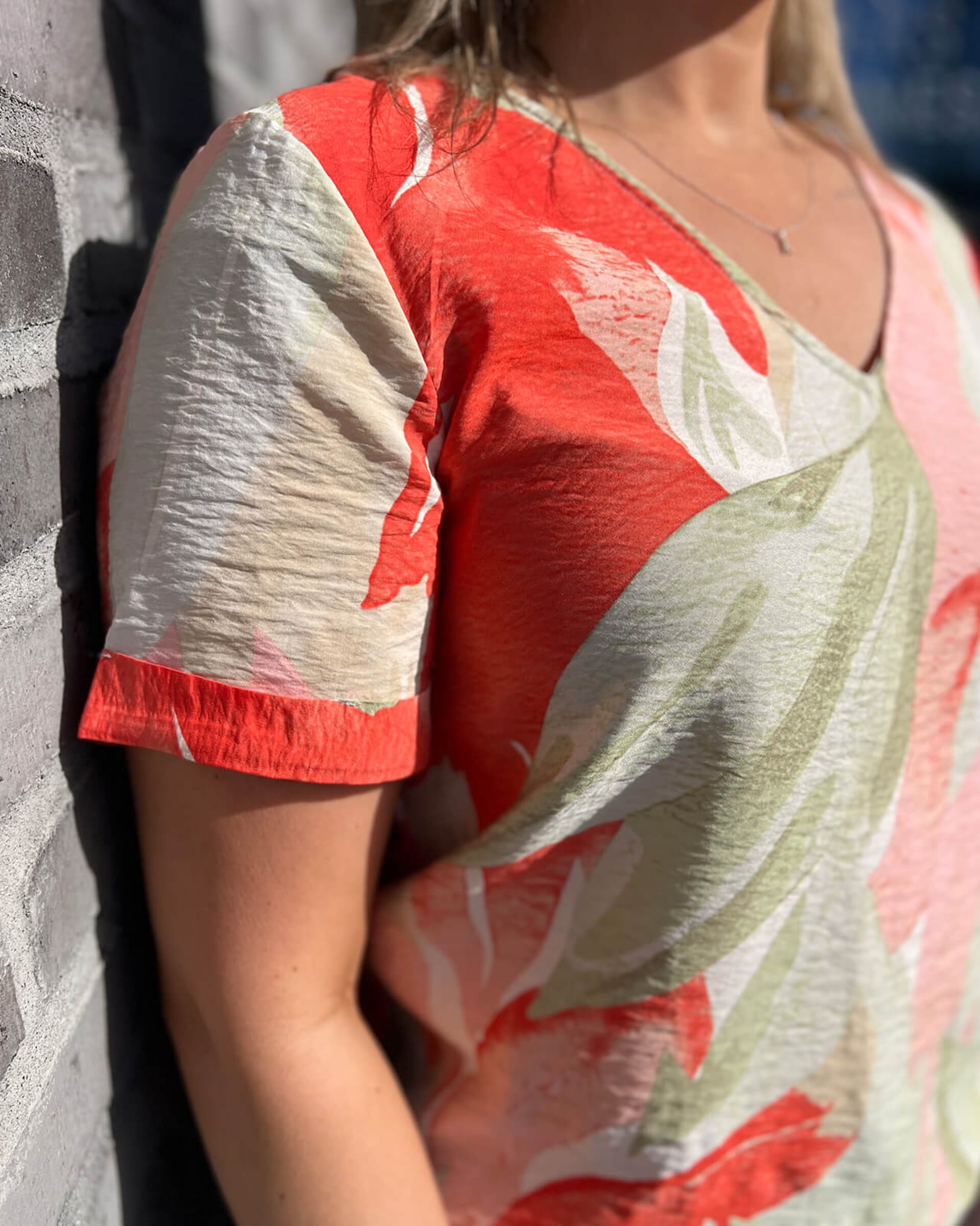 JDY Topp Camille S/S - Sandshell/ Rose/ Abstract Leaves