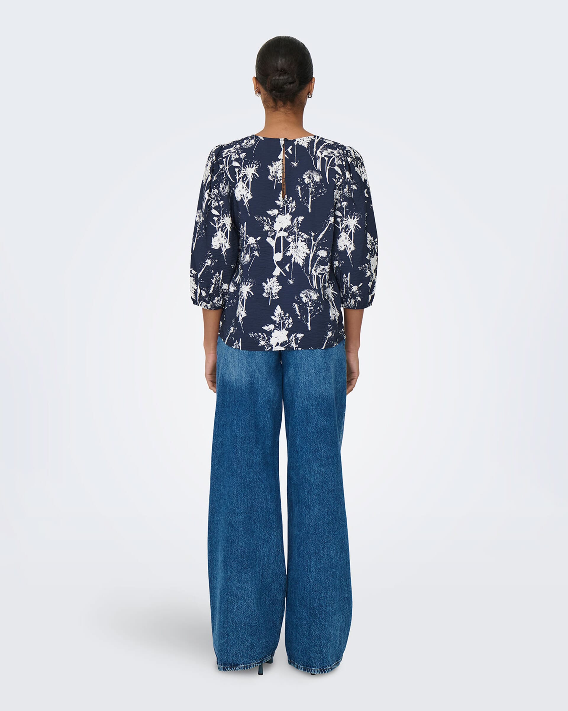 JDY Topp Camille 3/4 - Total Eclipse/ Cloud Dancer Flower