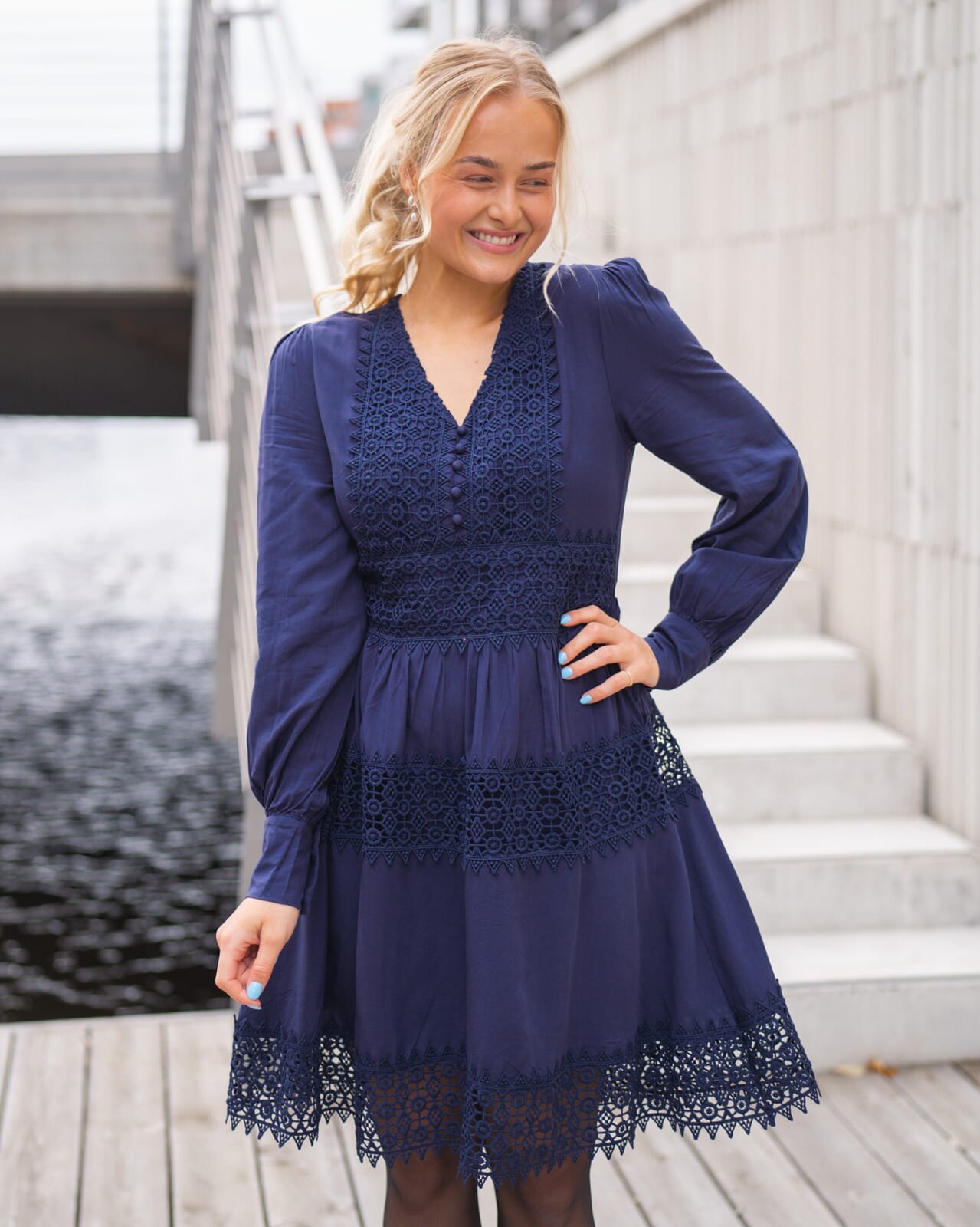 FLOYD Kjole Karina V Uni - Navy | Hverdagskjoler | FLOYD.no