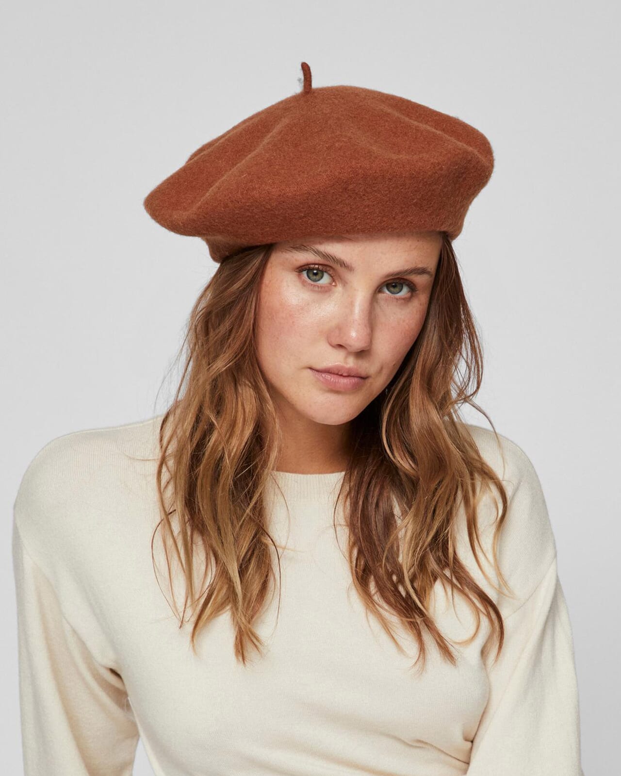 VILA Beret Lelia - Caramel Café | Beret, alpelue og tilbehør | FLOYD.no