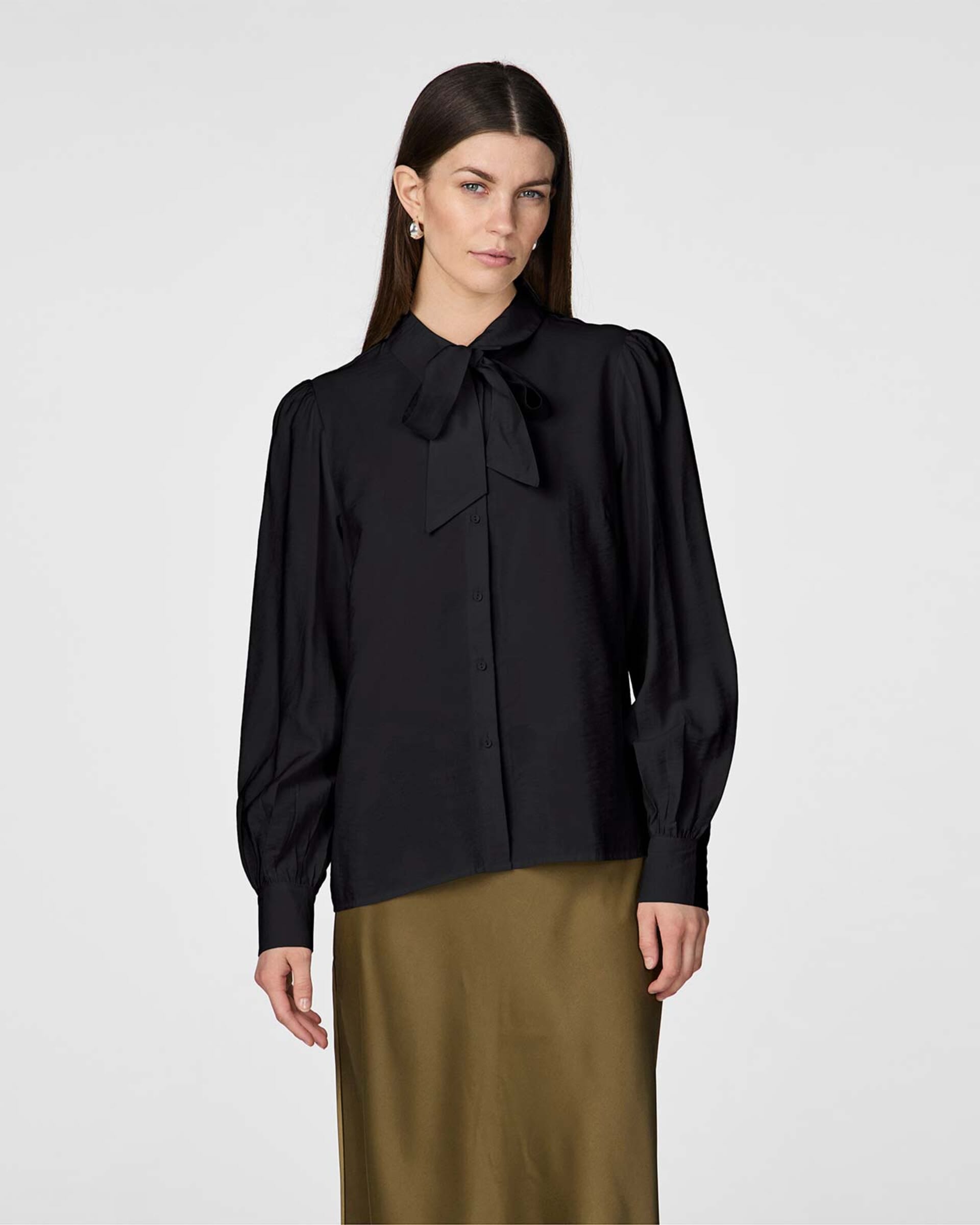 Y.A.S Skjorte Pil LS Bow Shirt - Black | Overdeler | FLOYD.no